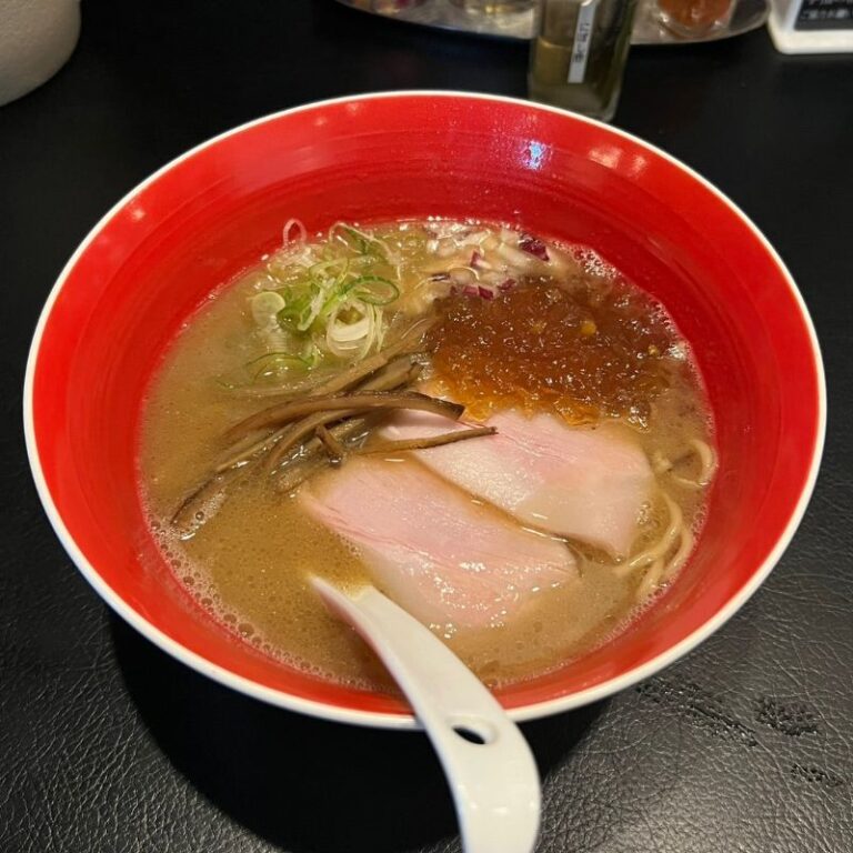 奥深い旨味のスープにジュレのトッピングが個性的！人気NO.1メニュー『魚介豚骨醤油』！【MEN-EIJI HIRAGISHIBASE】(北海道 ...